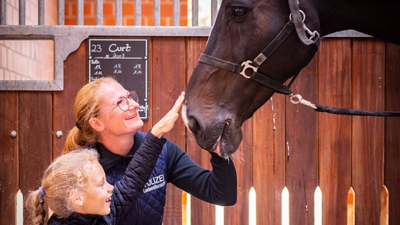 Kinderreporterin Mathilda besuchte Polizeipferde | Checky | Die ...